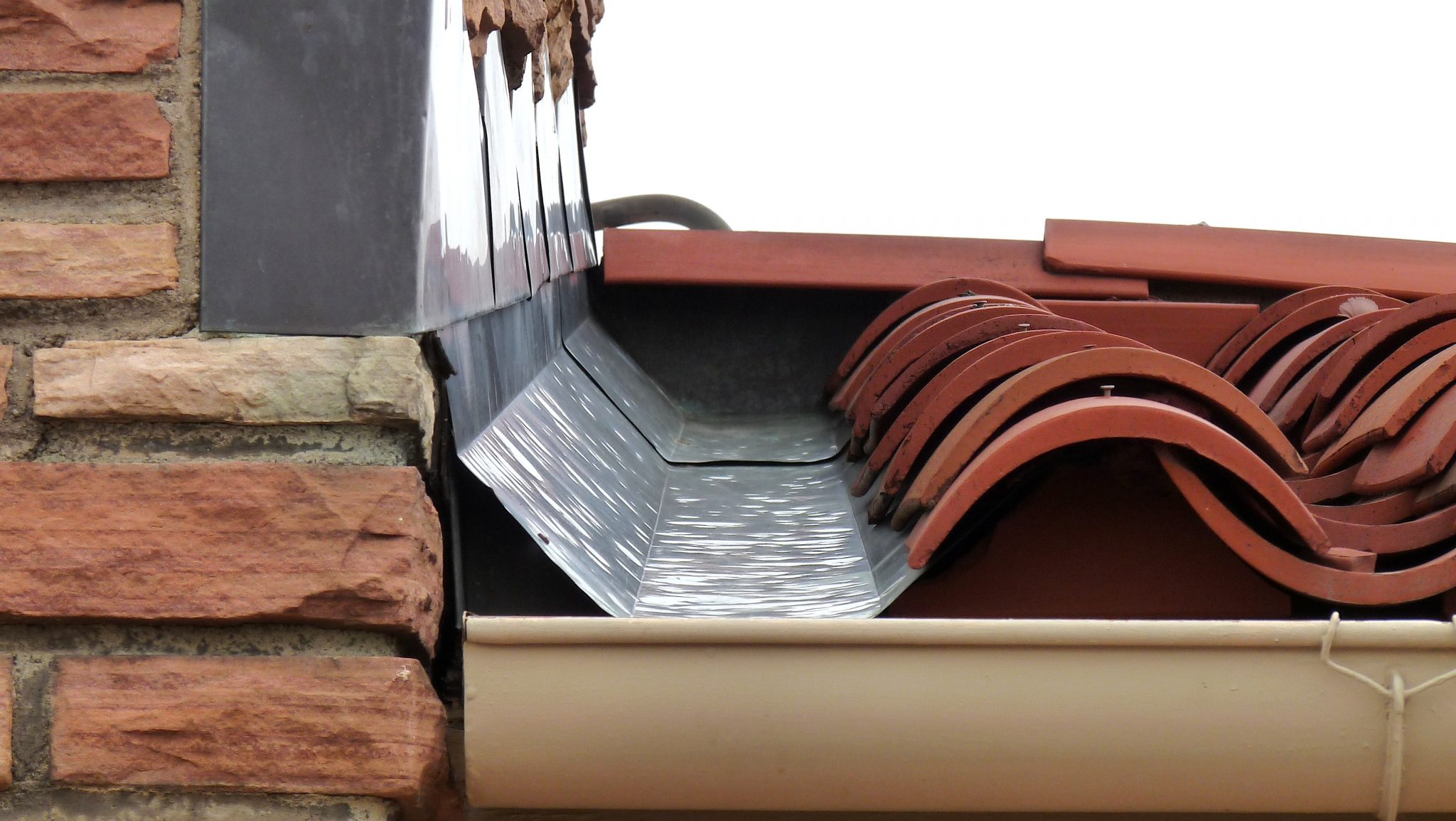 Clay Tile Flashing – InterNACHI Inspection Narrative Library