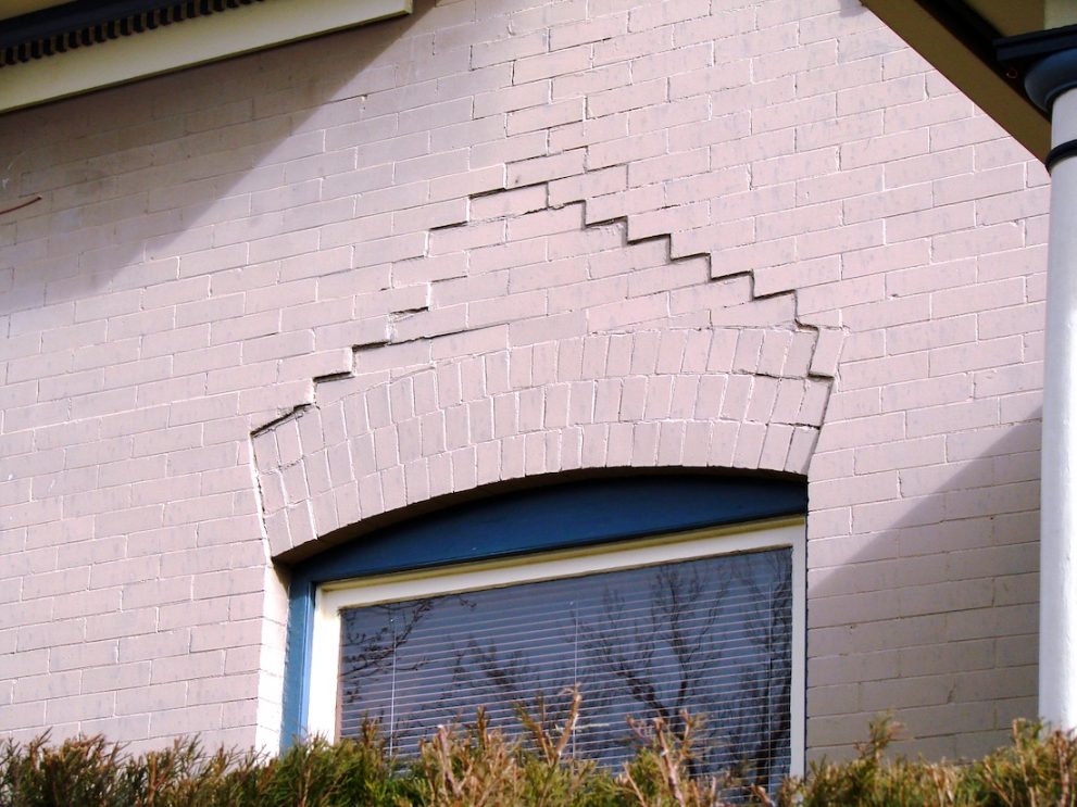 Structural Brick Wall Failure – InterNACHI Inspection Narrative Library